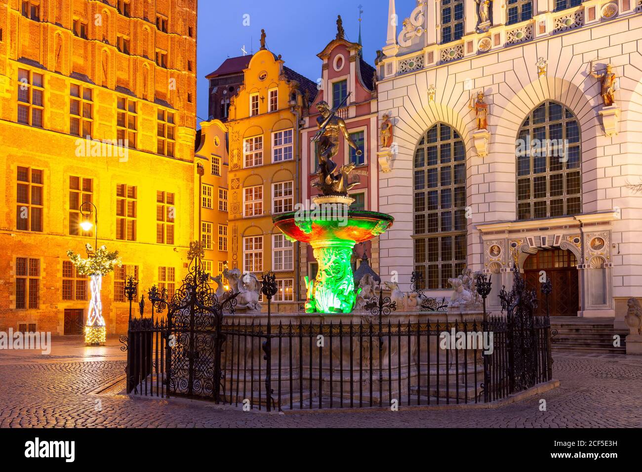 Lange Marktstraße mit Neptunbrunnen bei Nacht in der Altstadt von ...