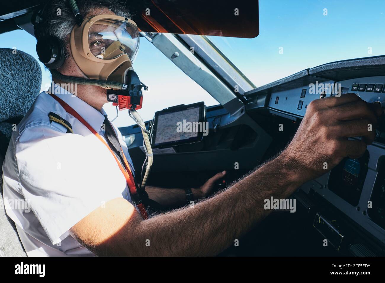 Cockpit oxygen mask -Fotos und -Bildmaterial in hoher Auflösung – Alamy