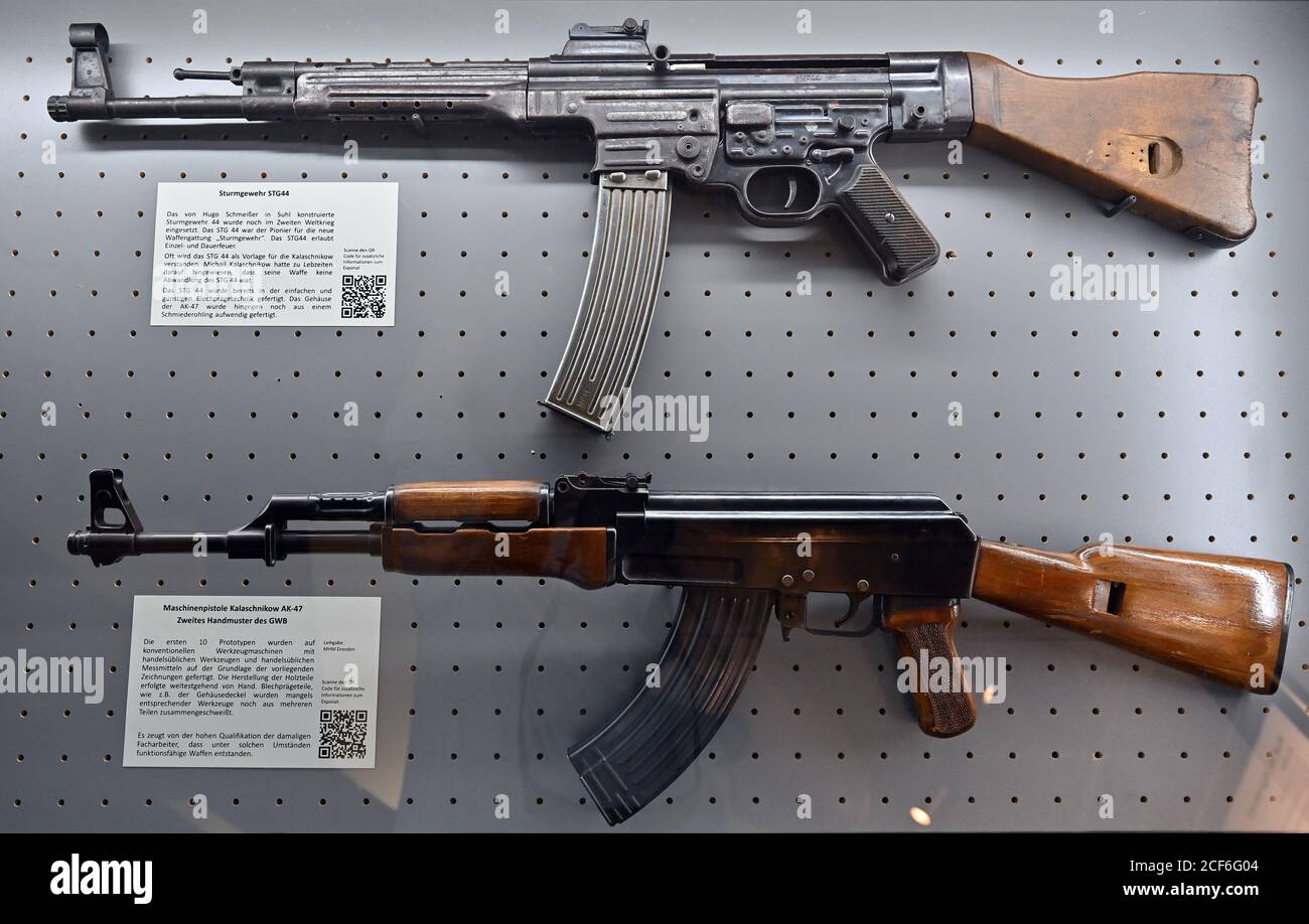 03. September 2020, Thüringen, Suhl: Die Kalaschnikow AK-47 (unten) und das Sturmgewehr STG44 ...