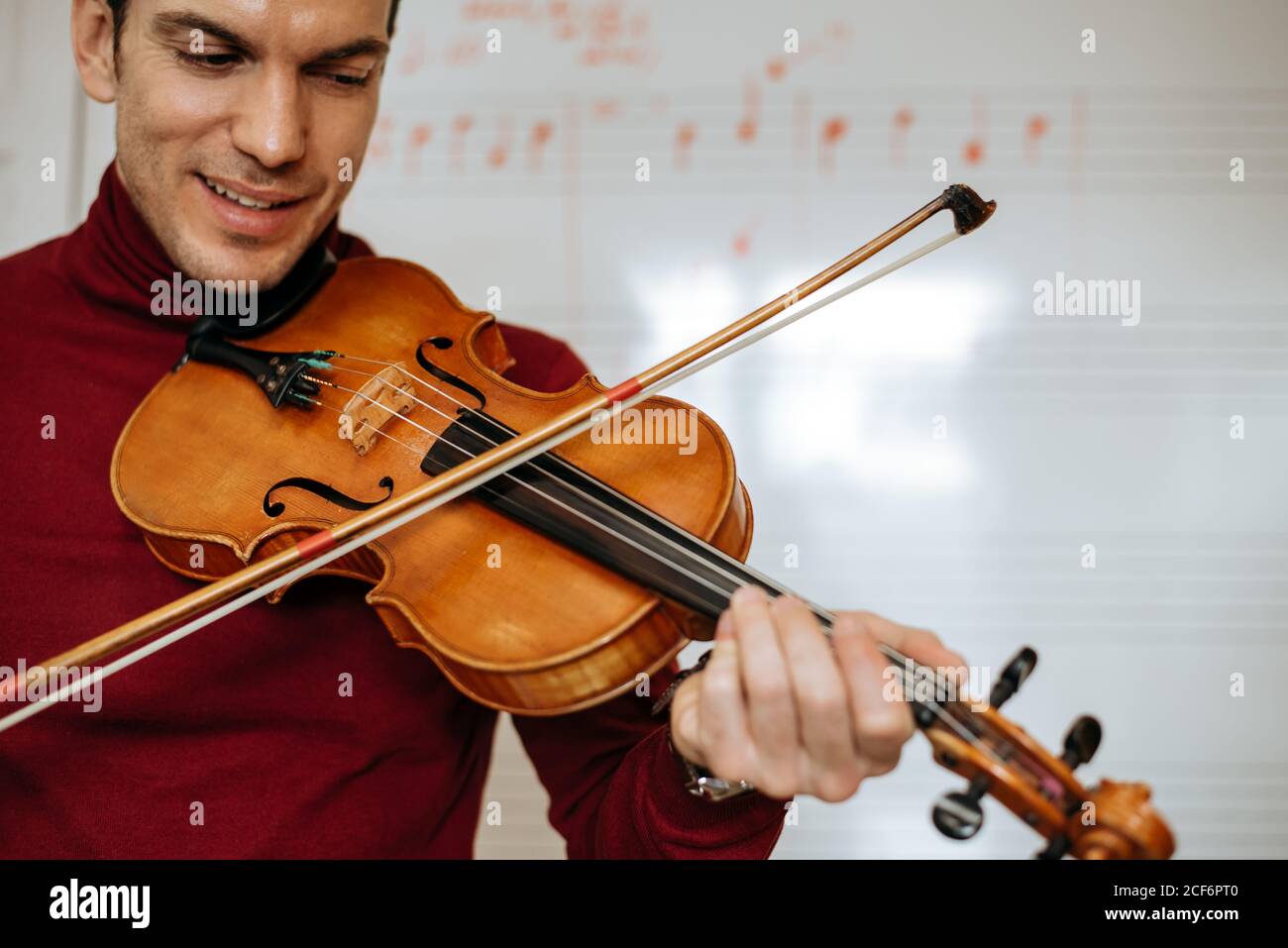 Man playing violin -Fotos und -Bildmaterial in hoher Auflösung – Alamy