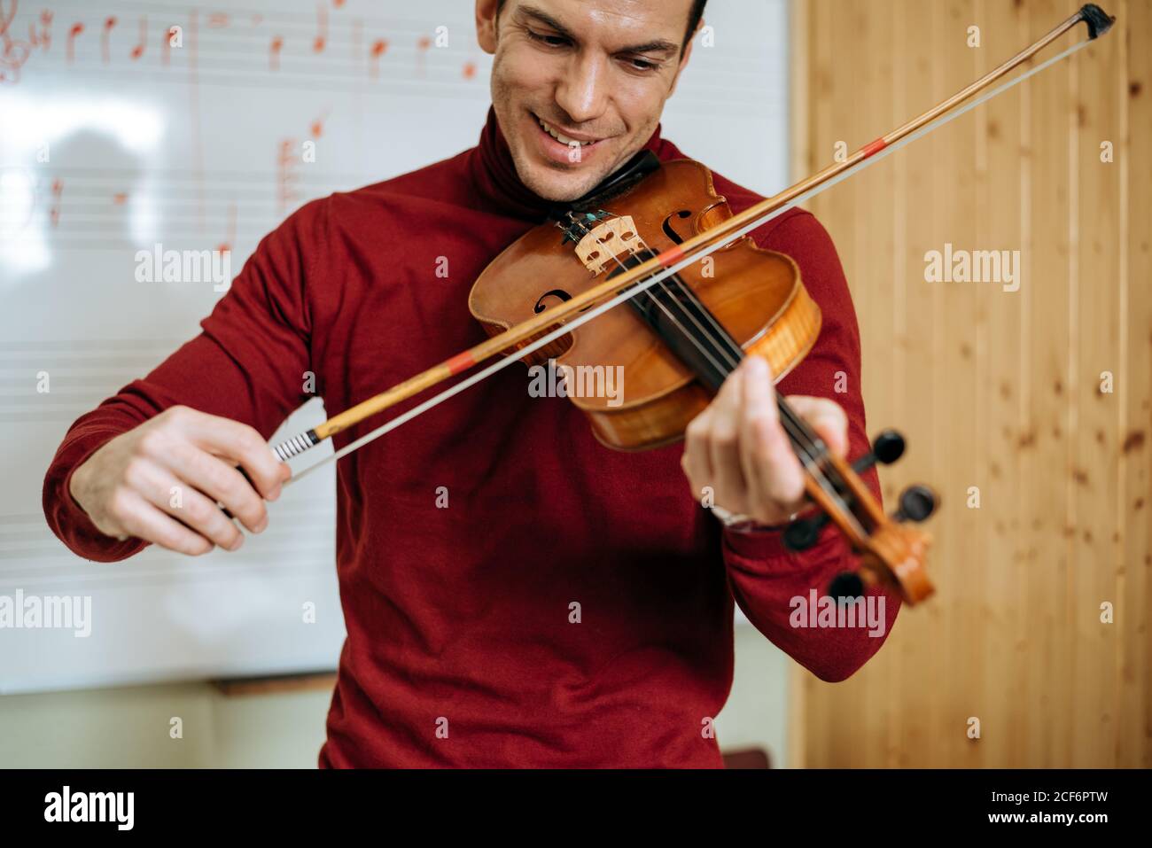Man playing violin -Fotos und -Bildmaterial in hoher Auflösung – Alamy