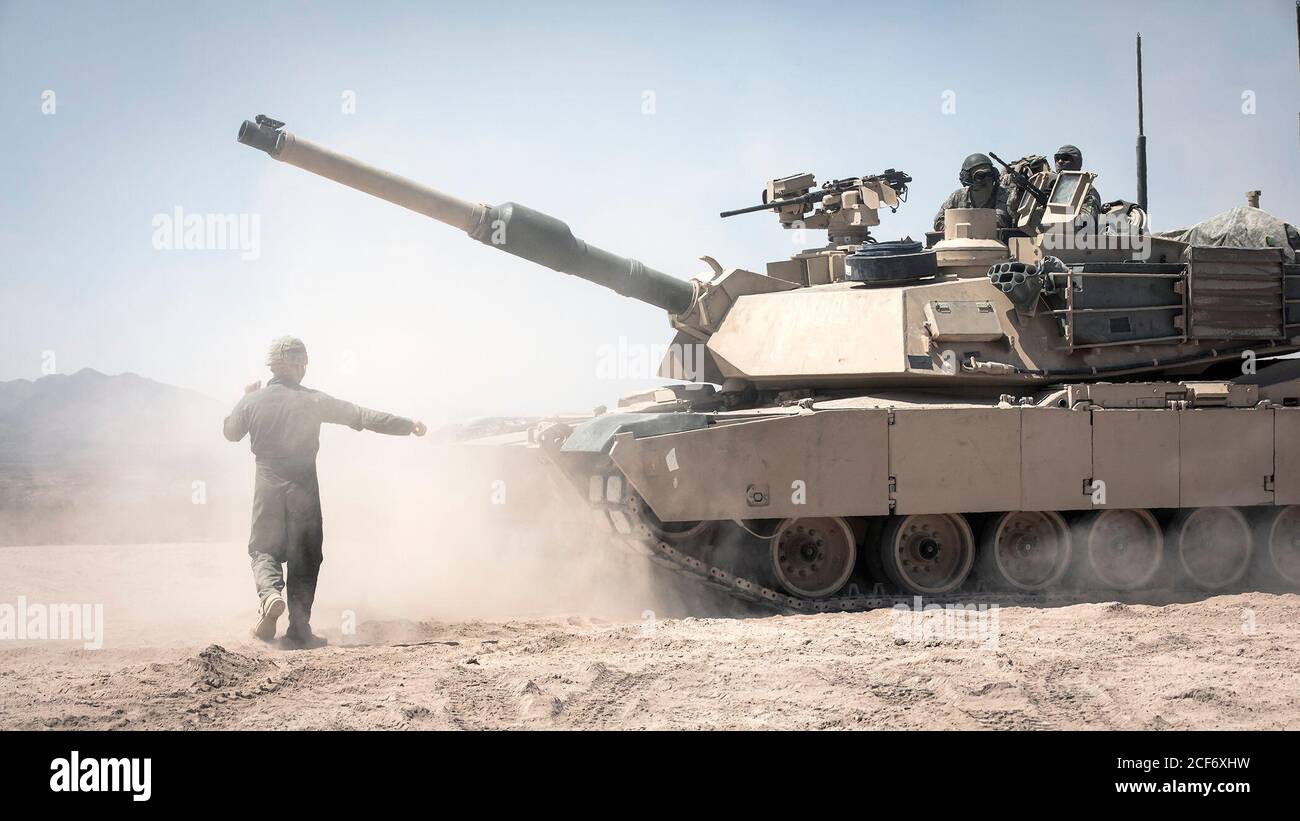 Ein 1. Bataillon, 77. Panzerregiment Soldat führt eine M1A2 Abrams Main ...