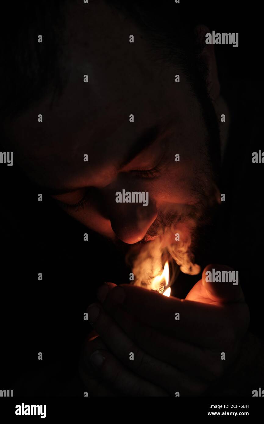 Rauchen von cannabis joint -Fotos und -Bildmaterial in hoher Auflösung ...