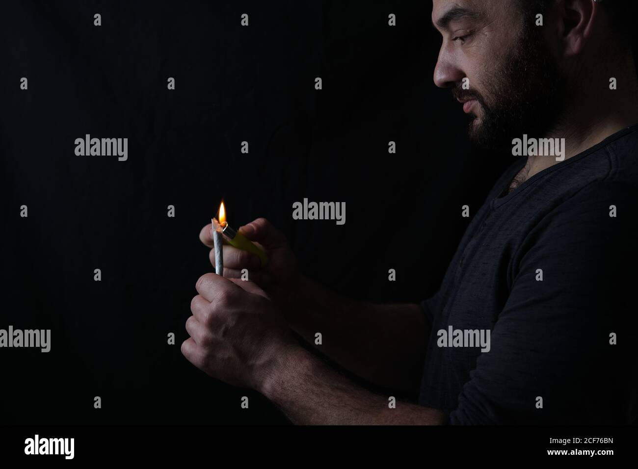 Rauchen von cannabis joint -Fotos und -Bildmaterial in hoher Auflösung ...