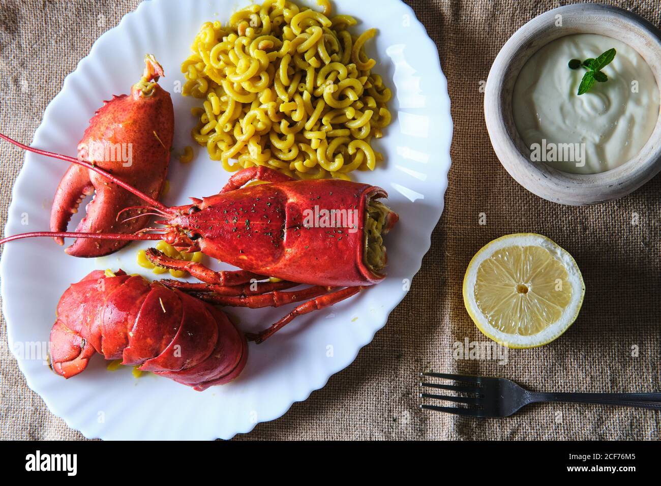 Blick von oben auf leckeren Hummer serviert mit Pasta und platziert Auf ...