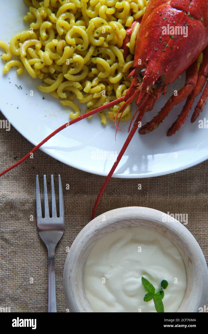 Blick von oben auf leckeren Hummer serviert mit Pasta und platziert Auf ...