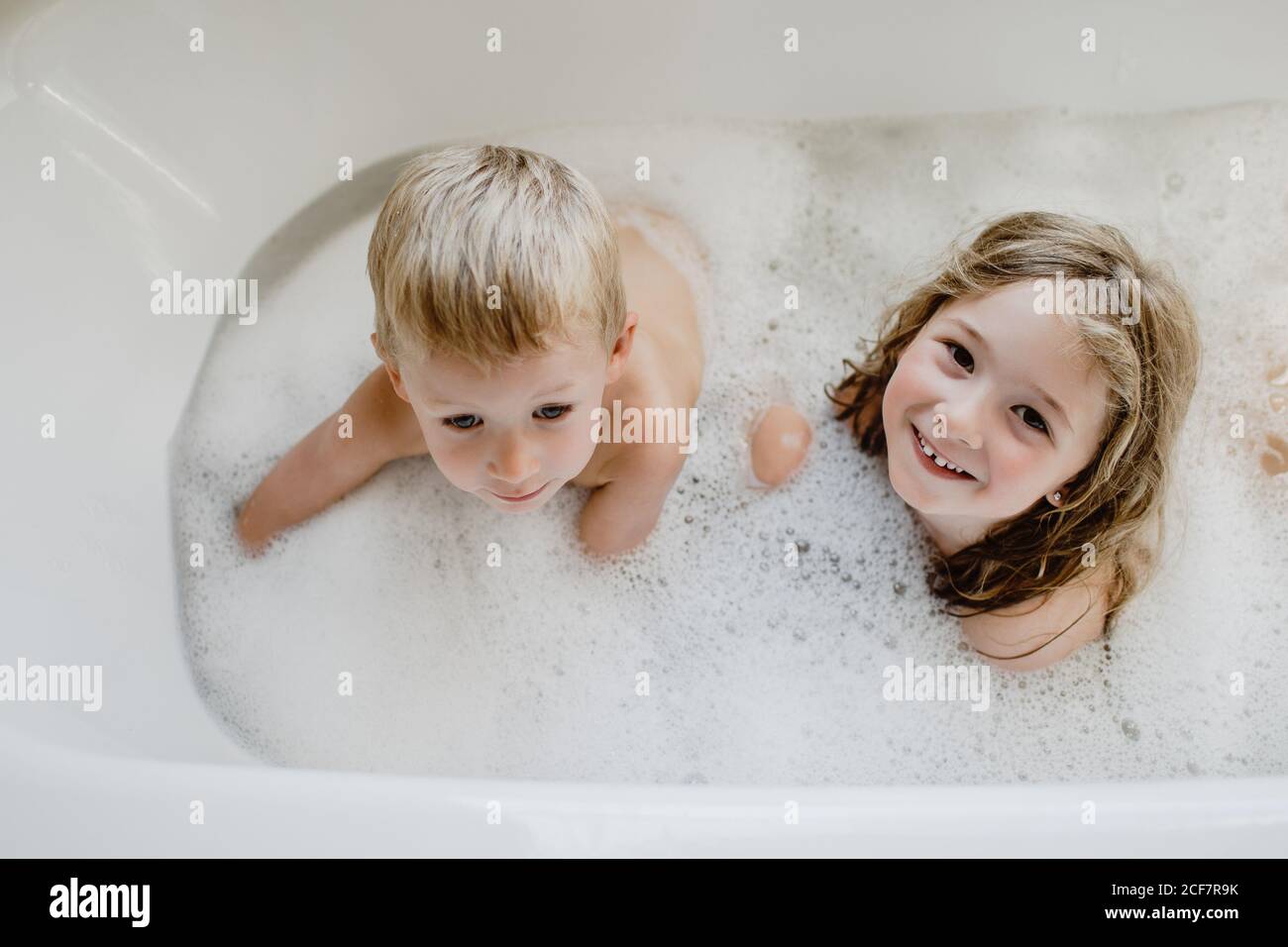Lustige Kinder spielen mit Schaum im Bad Stockfotografie - Alamy