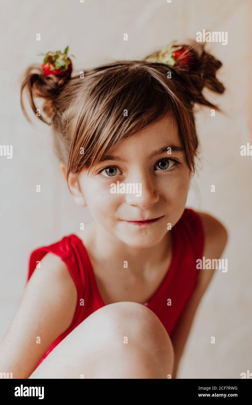 Cute preteen girl looking camera -Fotos und -Bildmaterial in hoher ...