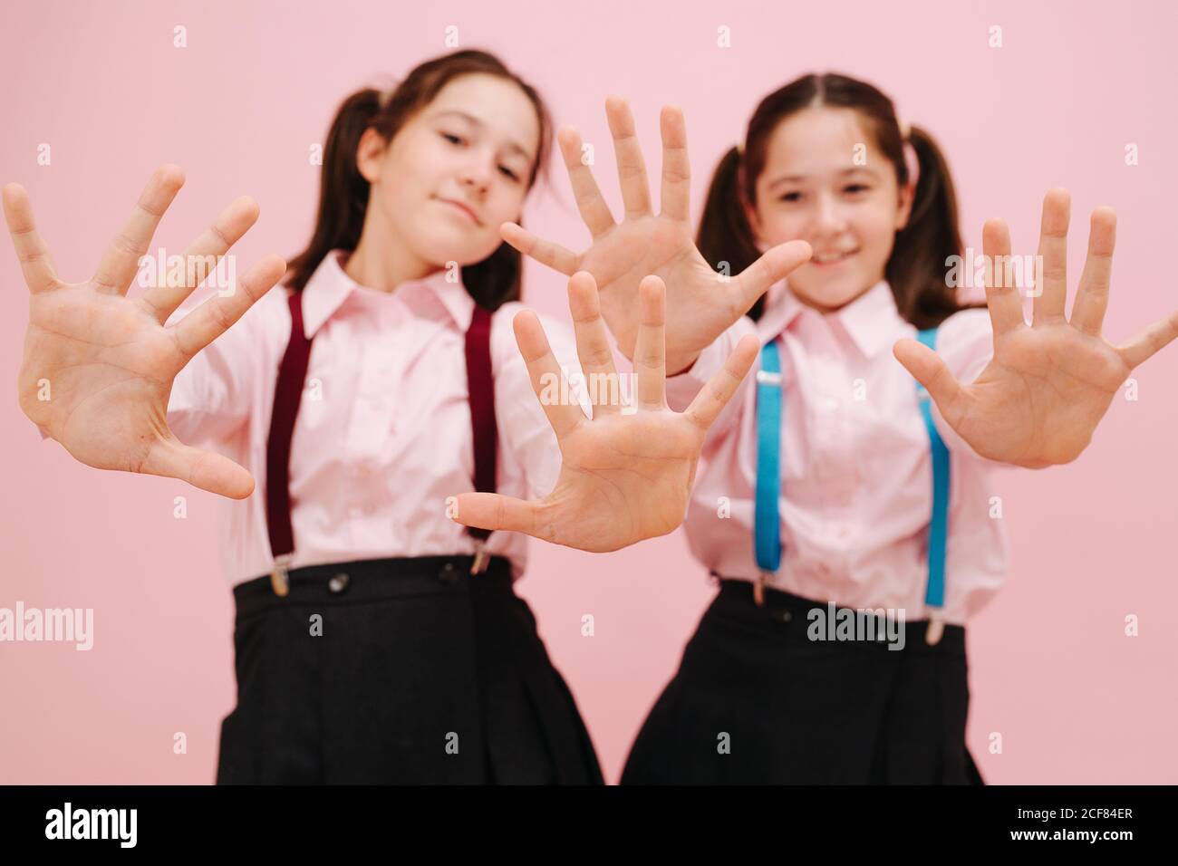 Gesichter von zwillingsschwestern -Fotos und -Bildmaterial in hoher Auflösung – Alamy