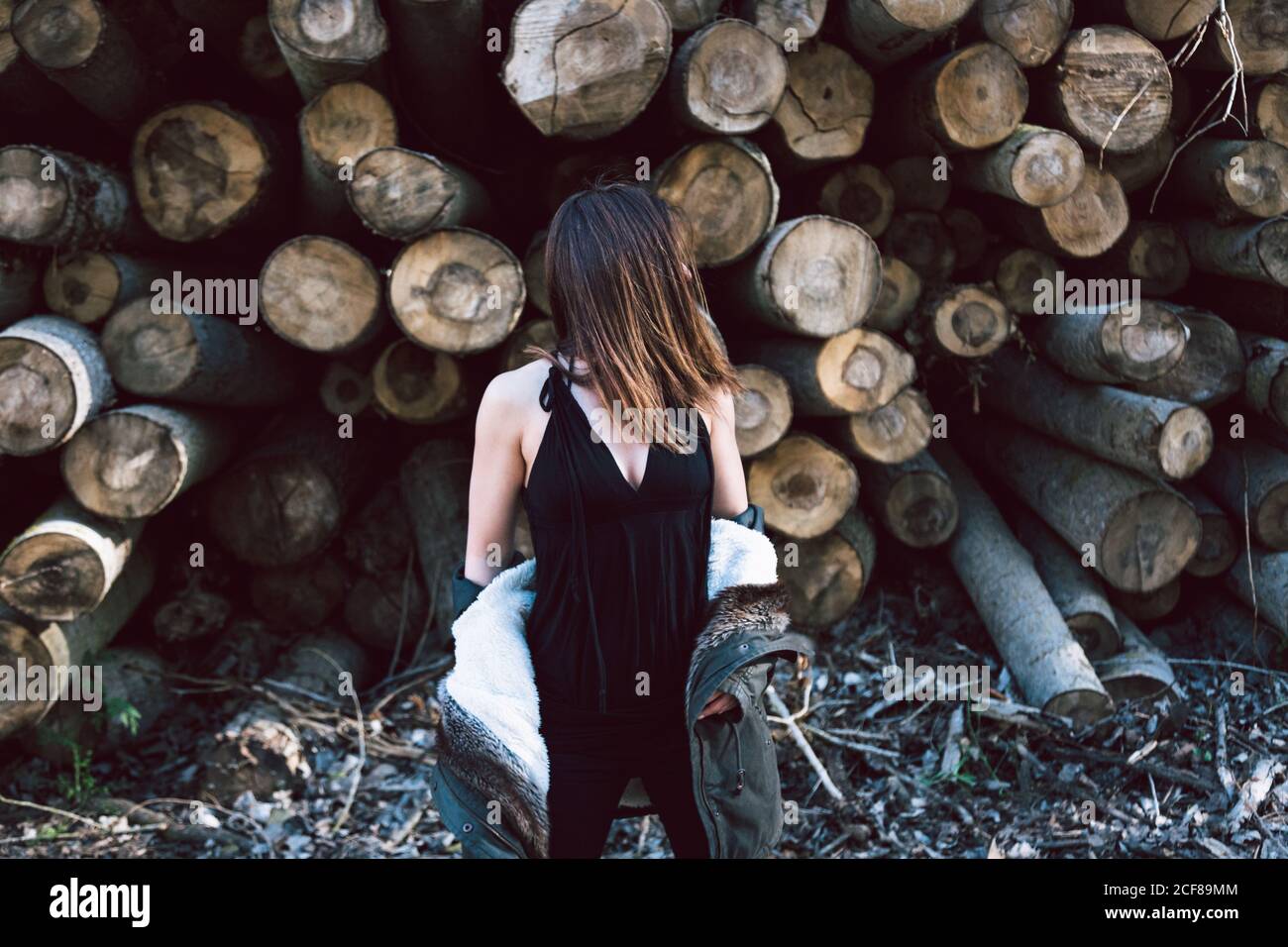 Langes schwarzes haar gezogen -Fotos und -Bildmaterial in hoher Auflösung – Alamy