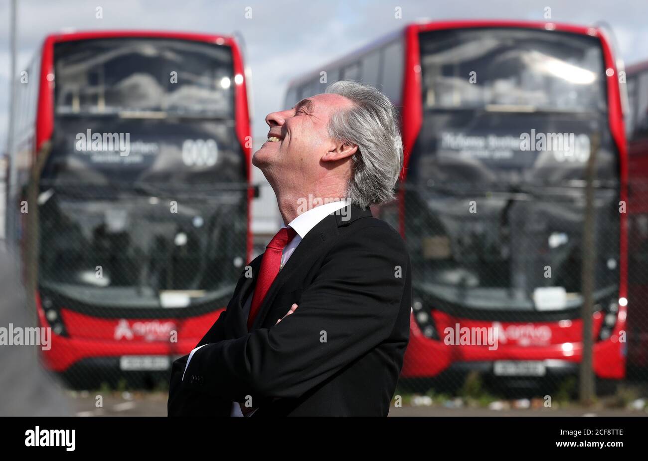 Der schottische Labour-Führer Richard Leonard vor dem Bushersteller ...