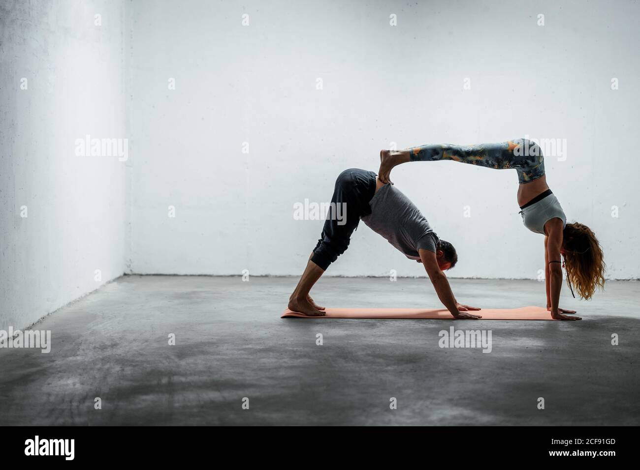 Handstand pose Stockfotos und -bilder Kaufen - Alamy