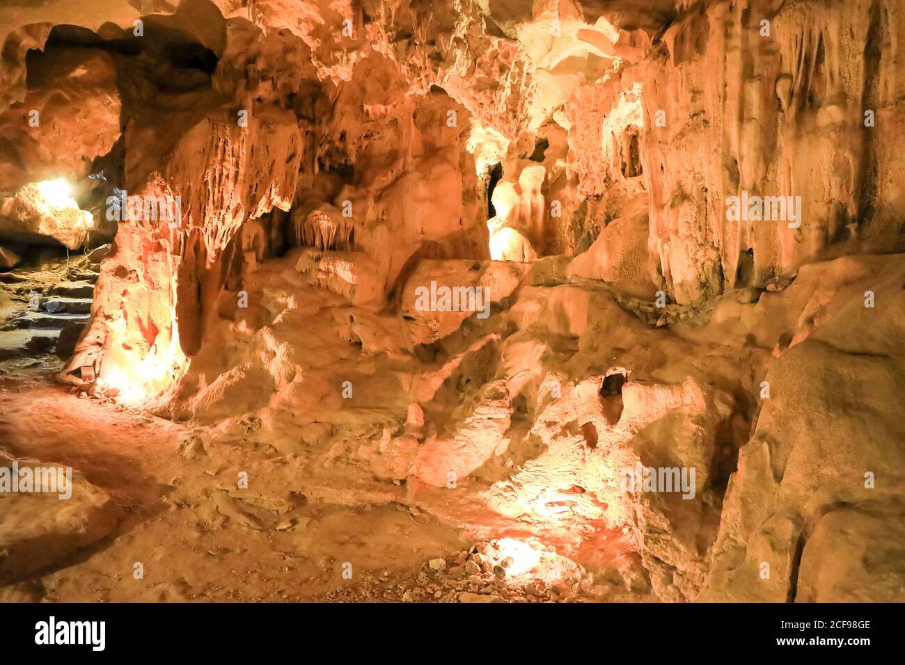 Stalaktiten und Stalagmiten in Thien Canh Son Cave, Cong do Island, Bai ...