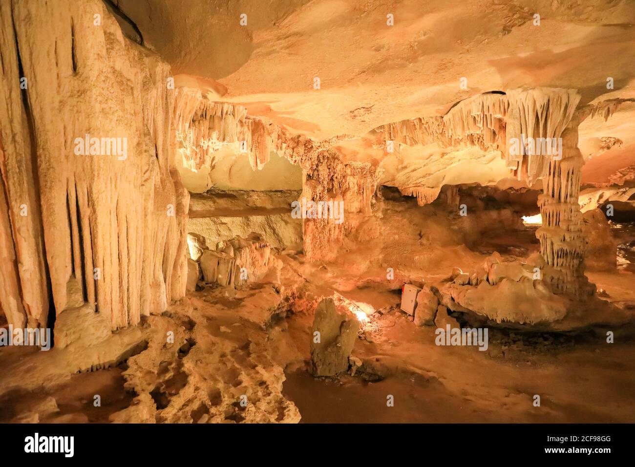 Stalaktiten und Stalagmiten in Thien Canh Son Cave, Cong do Island, Bai ...