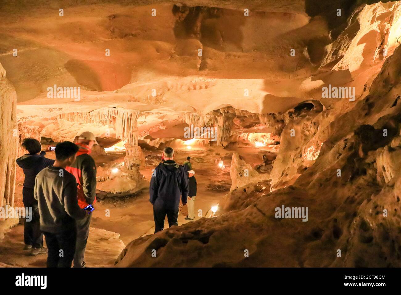 Stalaktiten und Stalagmiten in Thien Canh Son Cave, Cong do Island, Bai ...