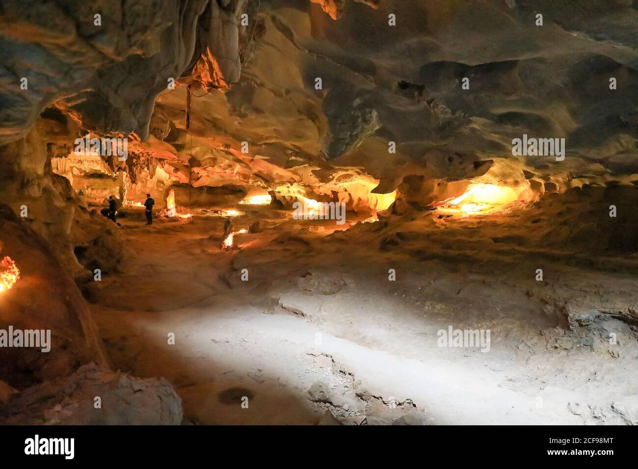 Stalaktiten und Stalagmiten in Thien Canh Son Cave, Cong do Island, Bai ...