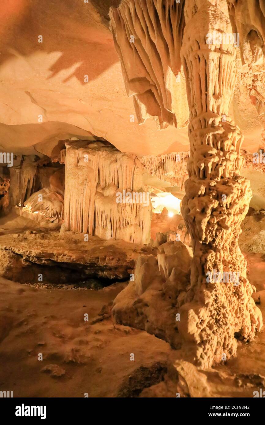 Stalaktiten und Stalagmiten in Thien Canh Son Cave, Cong do Island, Bai ...