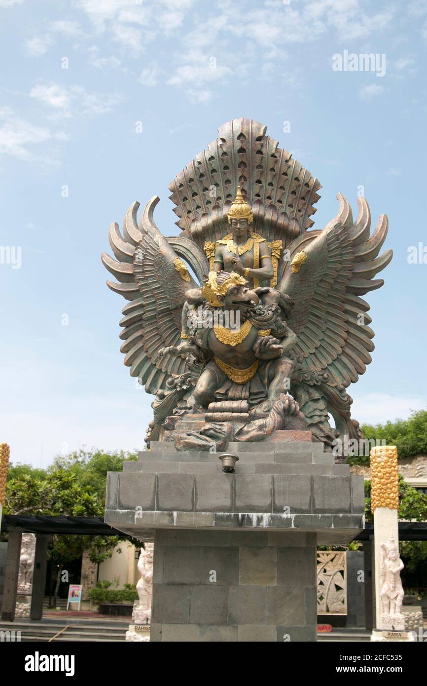 Garuda wisnu kencana statue auf bali in indonesien -Fotos und -Bildmaterial in hoher Auflösung ...