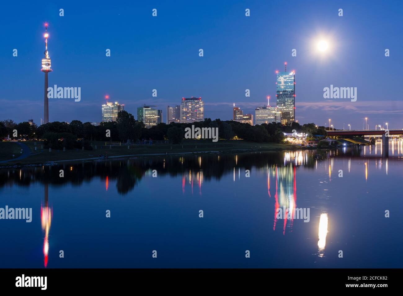 Vollmond geht in 22 donaustadt auf -Fotos und -Bildmaterial in hoher ...