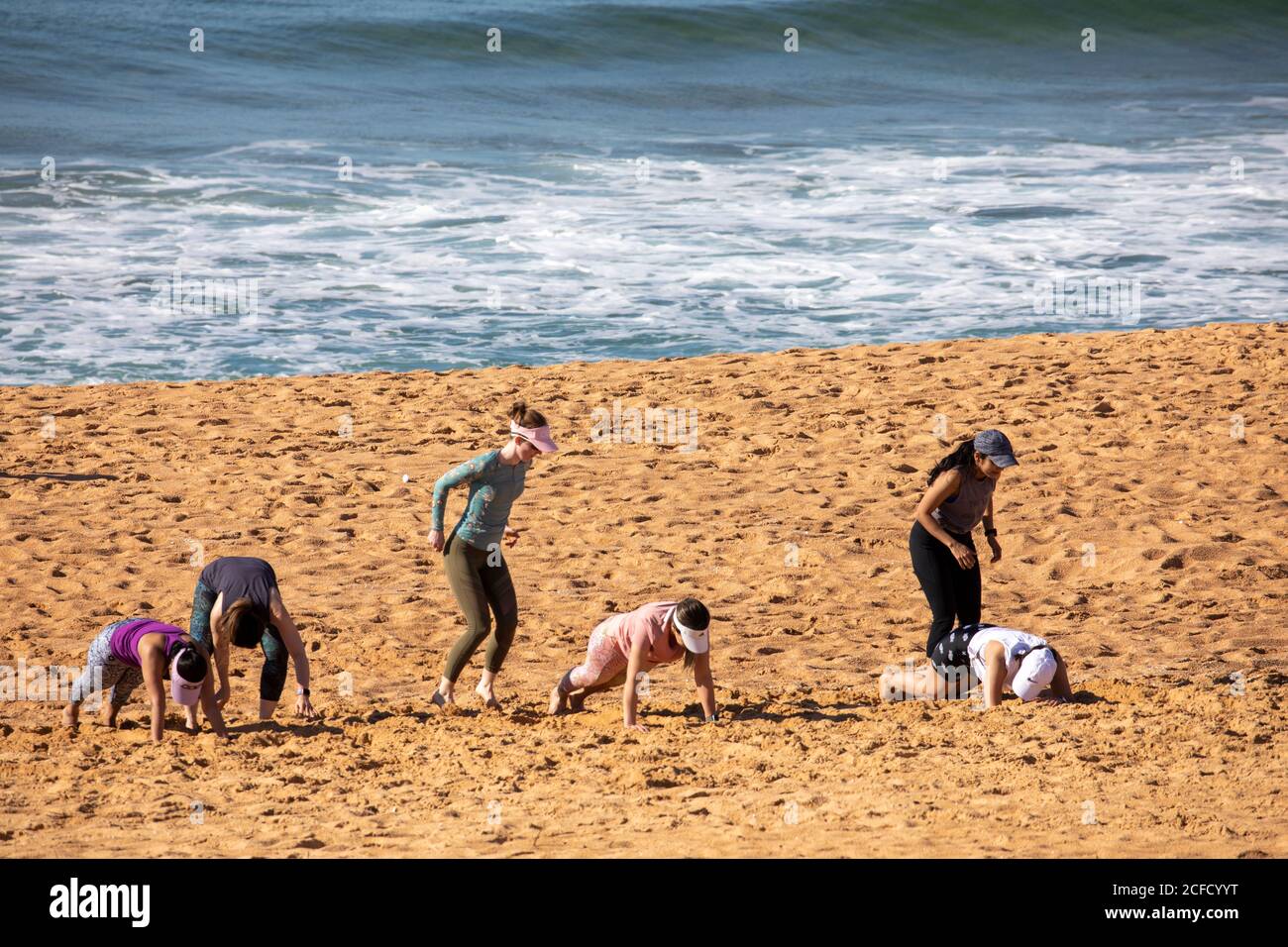 Dicke frauen am strand in wales -Fotos und -Bildmaterial in hoher ...