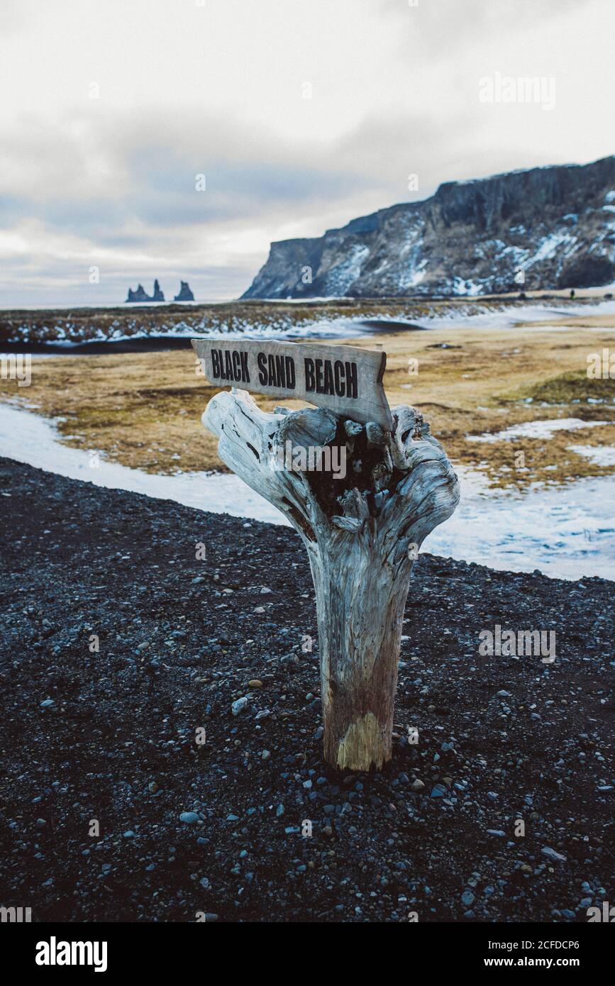 Wegweiser zum schwarzen sandstrand bei vik y myrdal -Fotos und ...