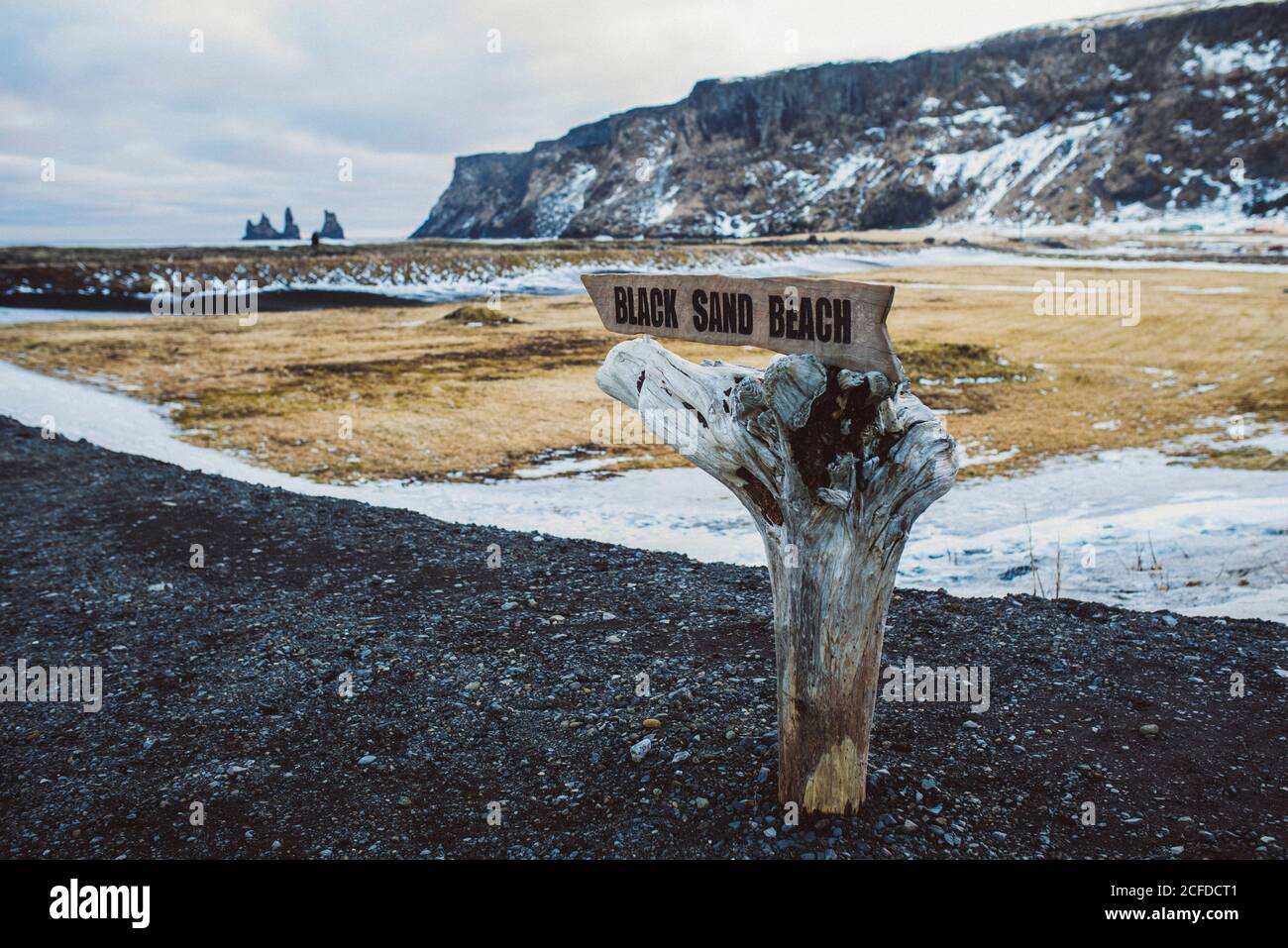 Wegweiser zum schwarzen sandstrand bei vik y myrdal -Fotos und ...