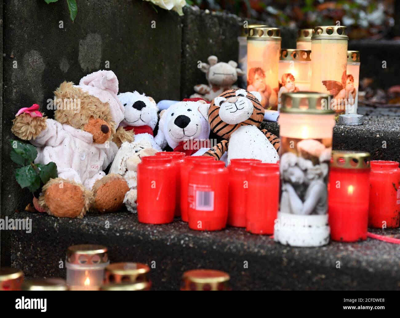 Solingen, Deutschland. September 2020. Teddybären und Kerzen haben ...