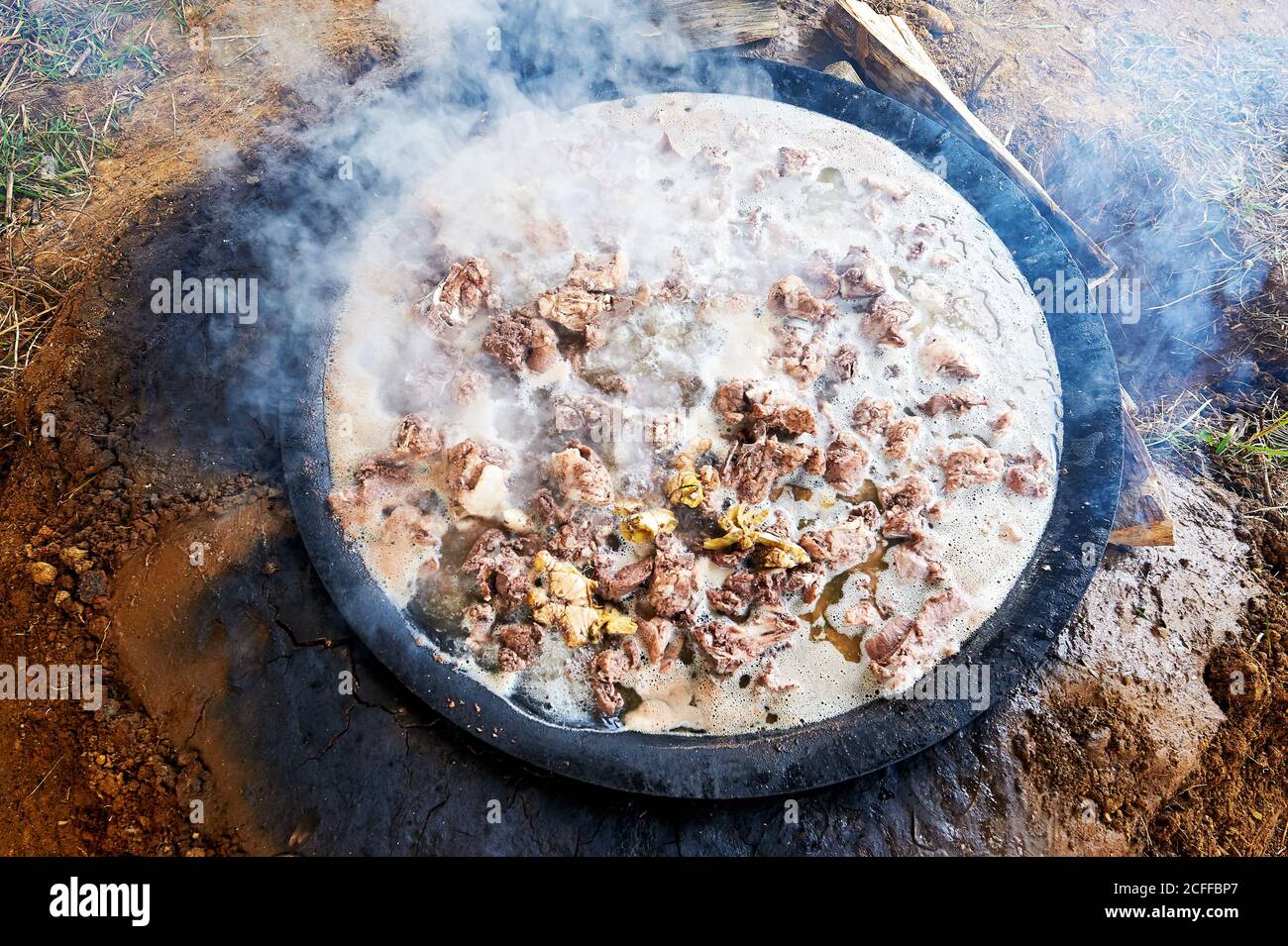 Ein großer traditioneller Topf auf einem offenen Kamin mit Kochfleisch ...
