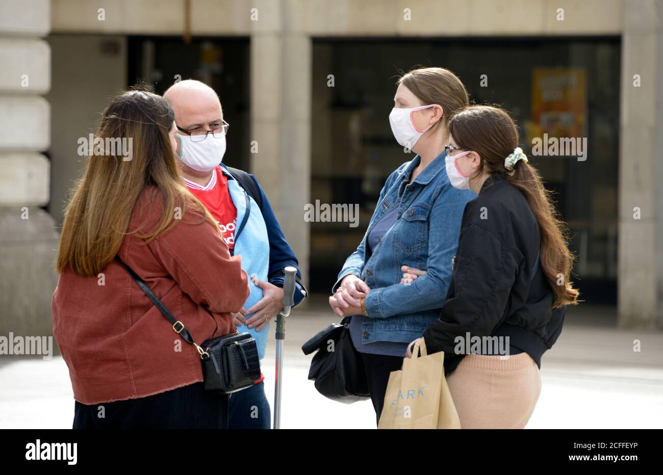 Gruppe von menschen mit masken -Fotos und -Bildmaterial in hoher ...
