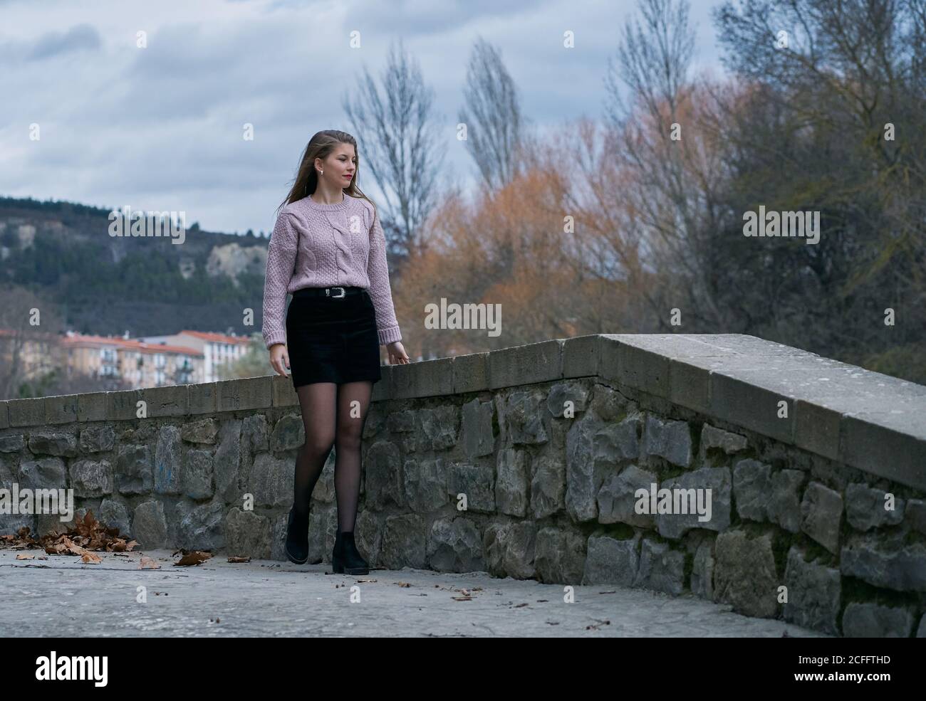 Frau Trägt Einen Kurzen Rock Stockfotos und -bilder Kaufen - Alamy