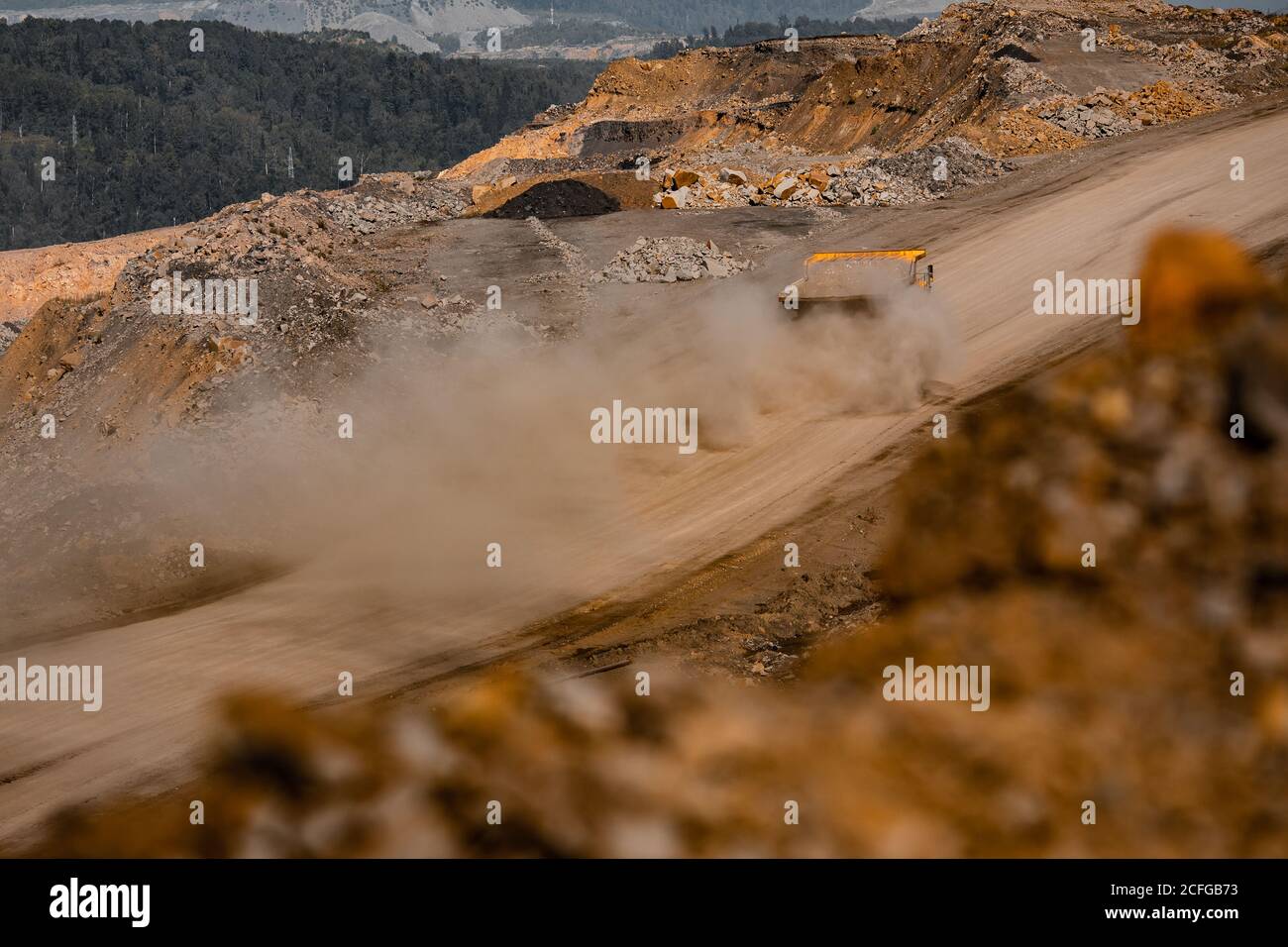 Große gelbe Bergbau LKW Transport von Golderz. Tagebau Industrie ...