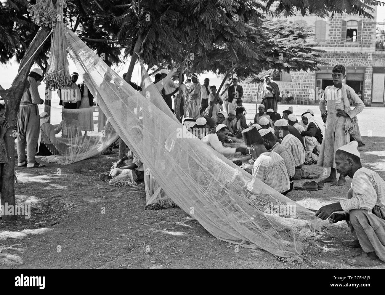 Tiberias fischer reparieren netze -Fotos und -Bildmaterial in hoher ...