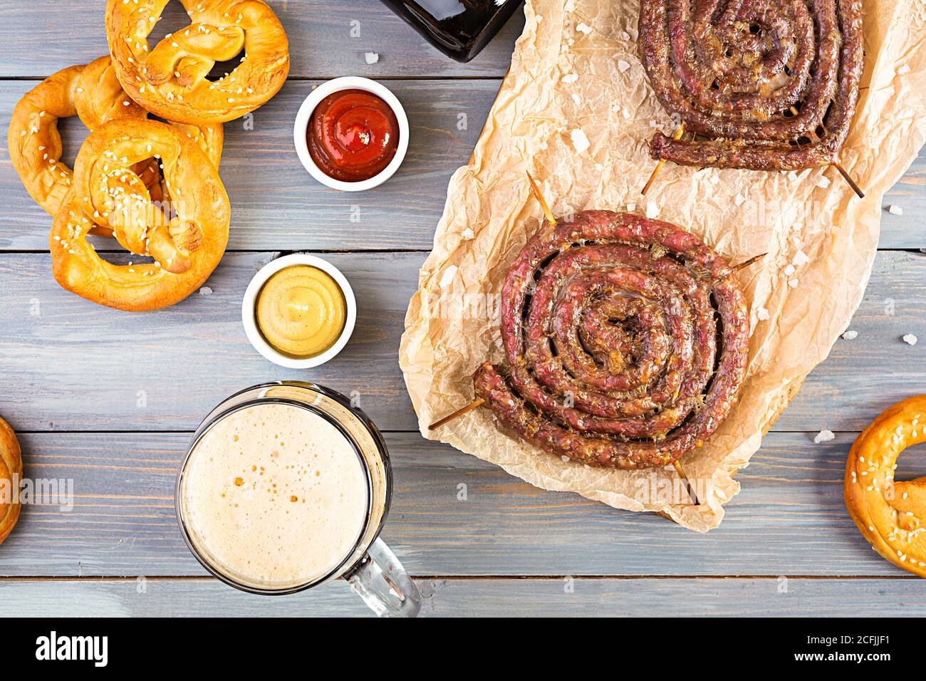 Speisekarte für das Oktoberfest. Wurst mit verschiedenen Soßen, Brezel ...