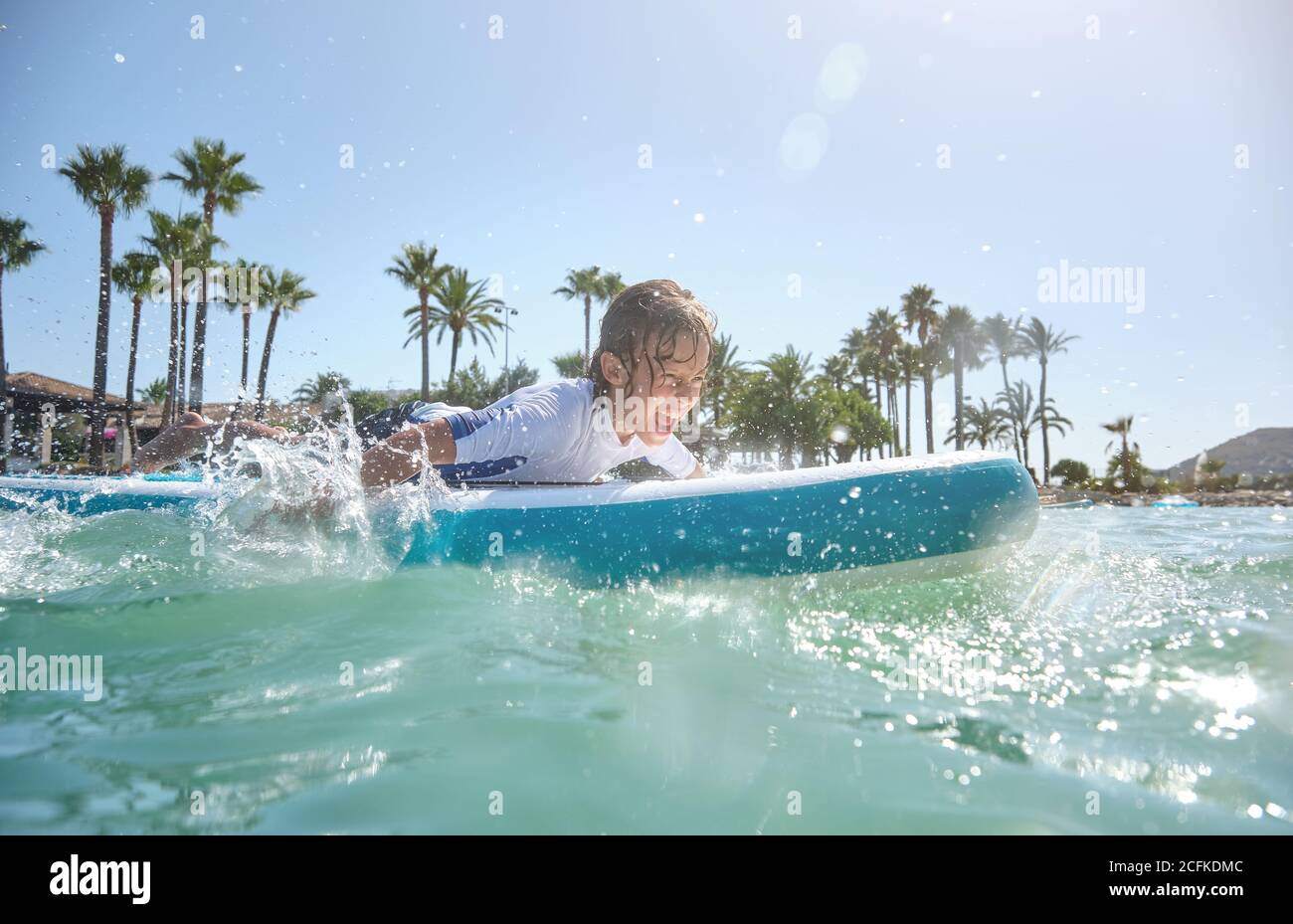 Jungs Liegend Stockfotos und -bilder Kaufen - Alamy