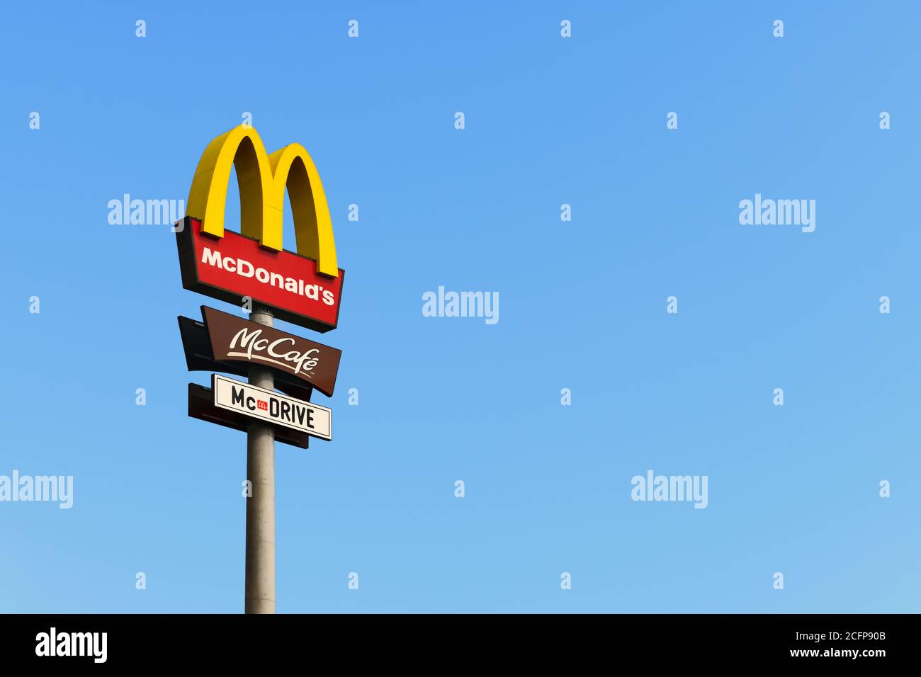 Mcdrive zeichen mit mcdonalds logo -Fotos und -Bildmaterial in hoher ...