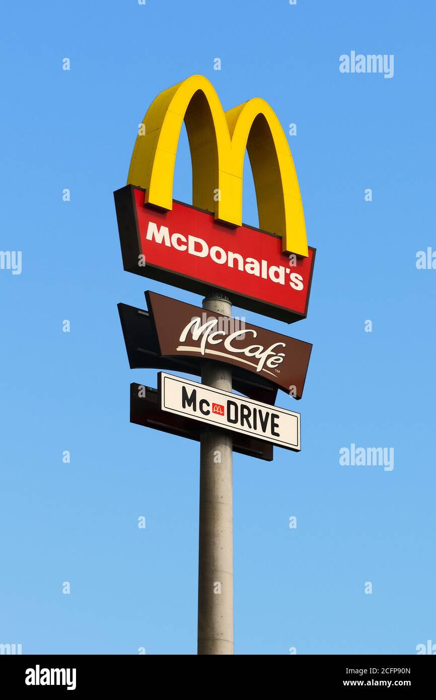 Mcdrive zeichen mit mcdonalds logo -Fotos und -Bildmaterial in hoher ...