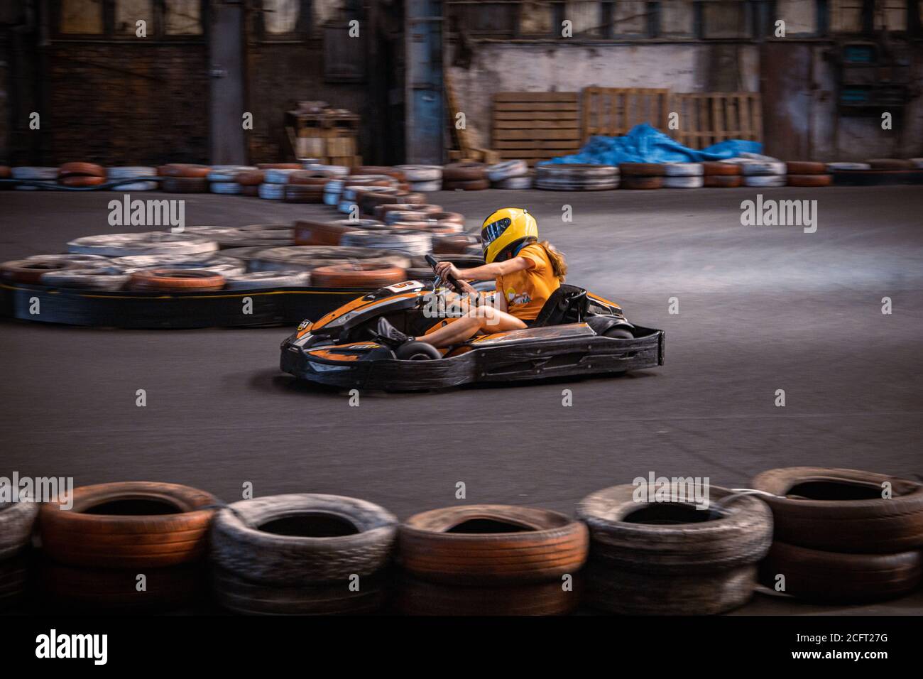 Indoor kartfahren -Fotos und -Bildmaterial in hoher Auflösung – Alamy