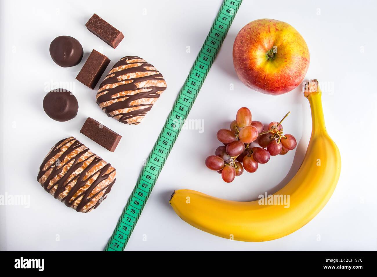 Gesund gegen ungesund essen -Fotos und -Bildmaterial in hoher Auflösung ...