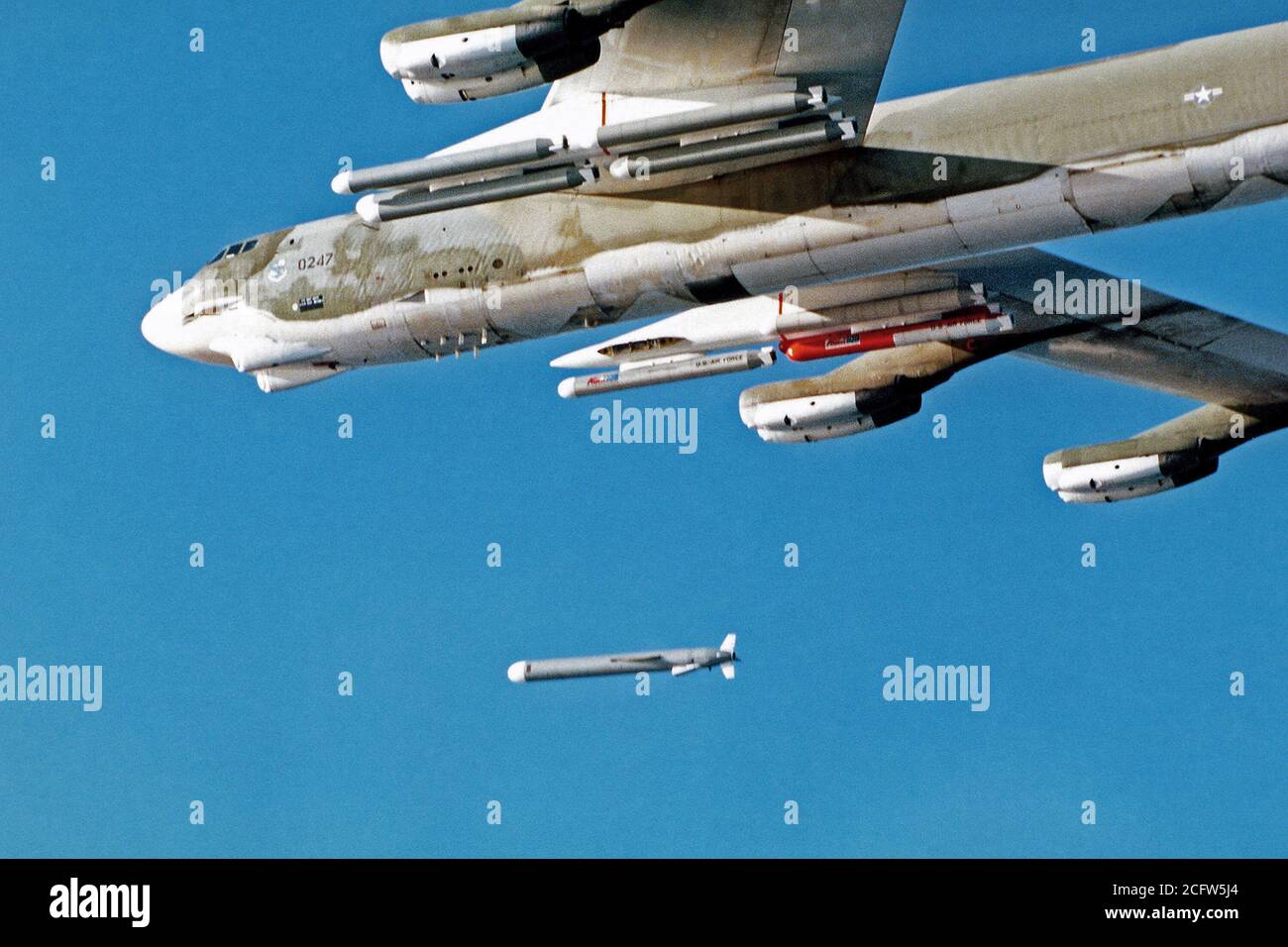 Agm 109 tomahawk rakete im flug -Fotos und -Bildmaterial in hoher ...