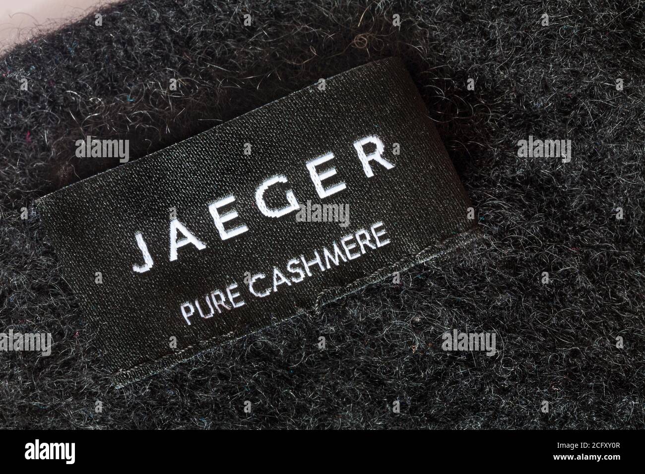 Schwarze strickjacke -Fotos und -Bildmaterial in hoher Auflösung – Alamy