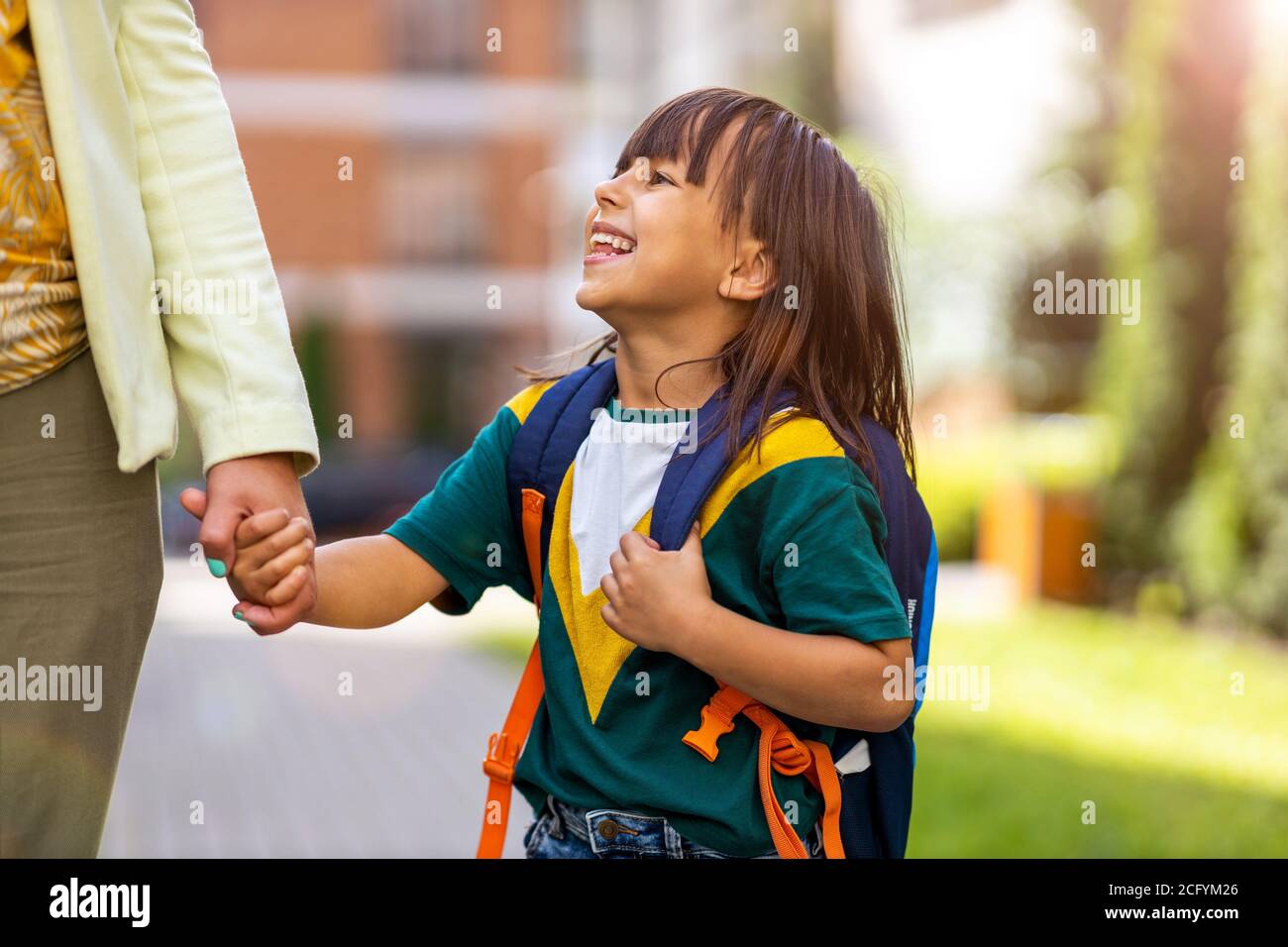 Mutter und tochter gehen zur schule -Fotos und -Bildmaterial in hoher Auflösung – Alamy