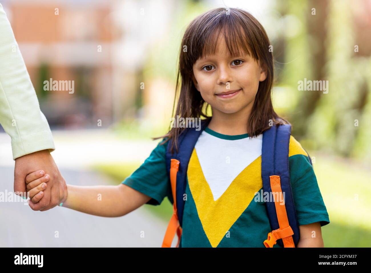 Gehende tochter der mutter zur schule -Fotos und -Bildmaterial in hoher Auflösung – Alamy