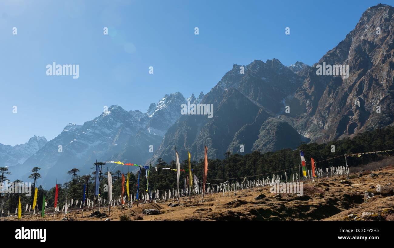 Tibetische Gebetsfahnen wehen mit dem Wind und hohem Berg Bereiche im ...