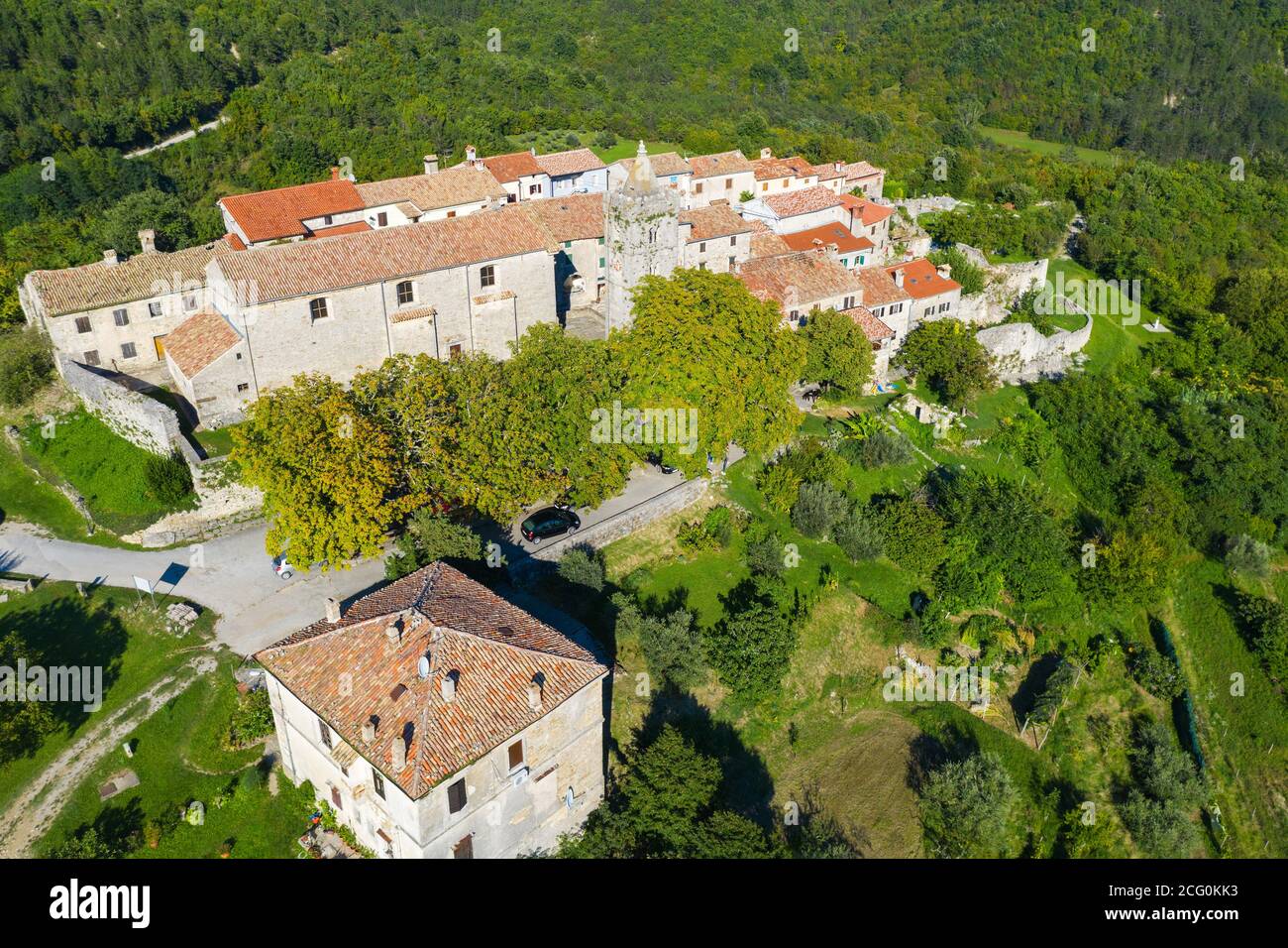 Luftaufnahme von Hum, der kleinsten Stadt der Welt, Istra, Kroatien ...