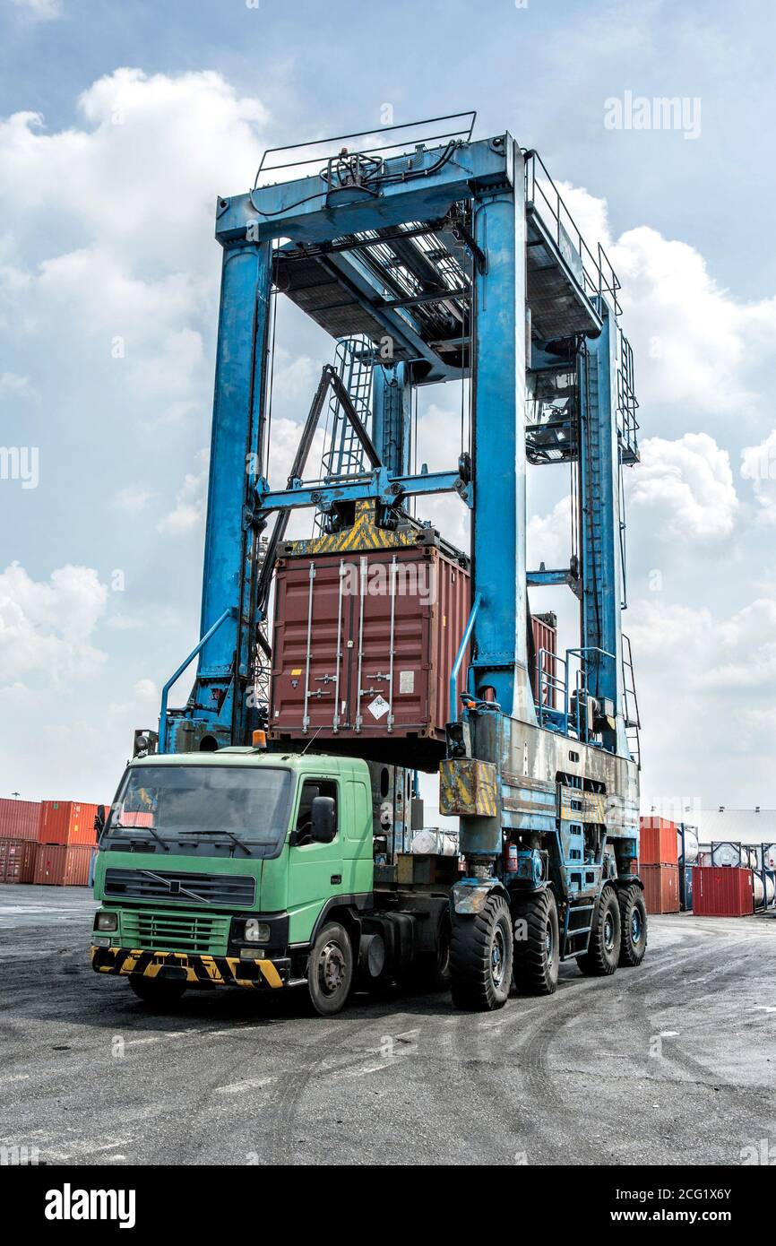 Shipping container truck -Fotos und -Bildmaterial in hoher Auflösung ...