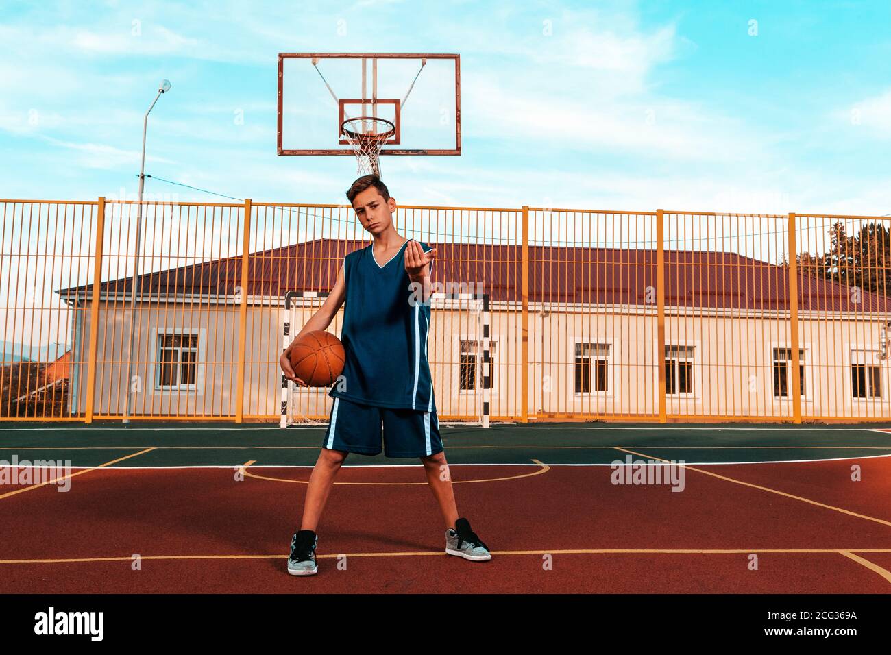 Sport Und Basketball Ein Junger Teenager Im Blauen Trainingsanzug 3526
