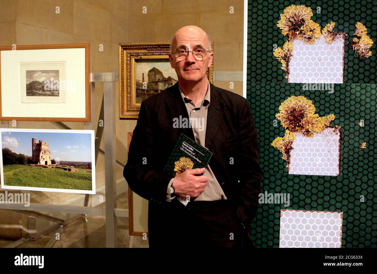 Patrick keilers steht inmitten von werken -Fotos und -Bildmaterial in ...