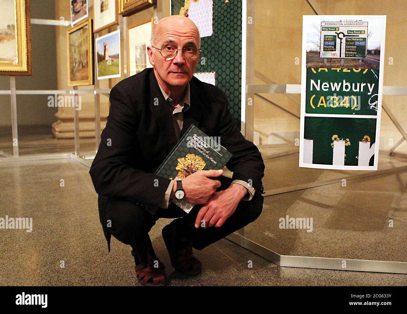 Patrick keilers steht inmitten von werken -Fotos und -Bildmaterial in ...