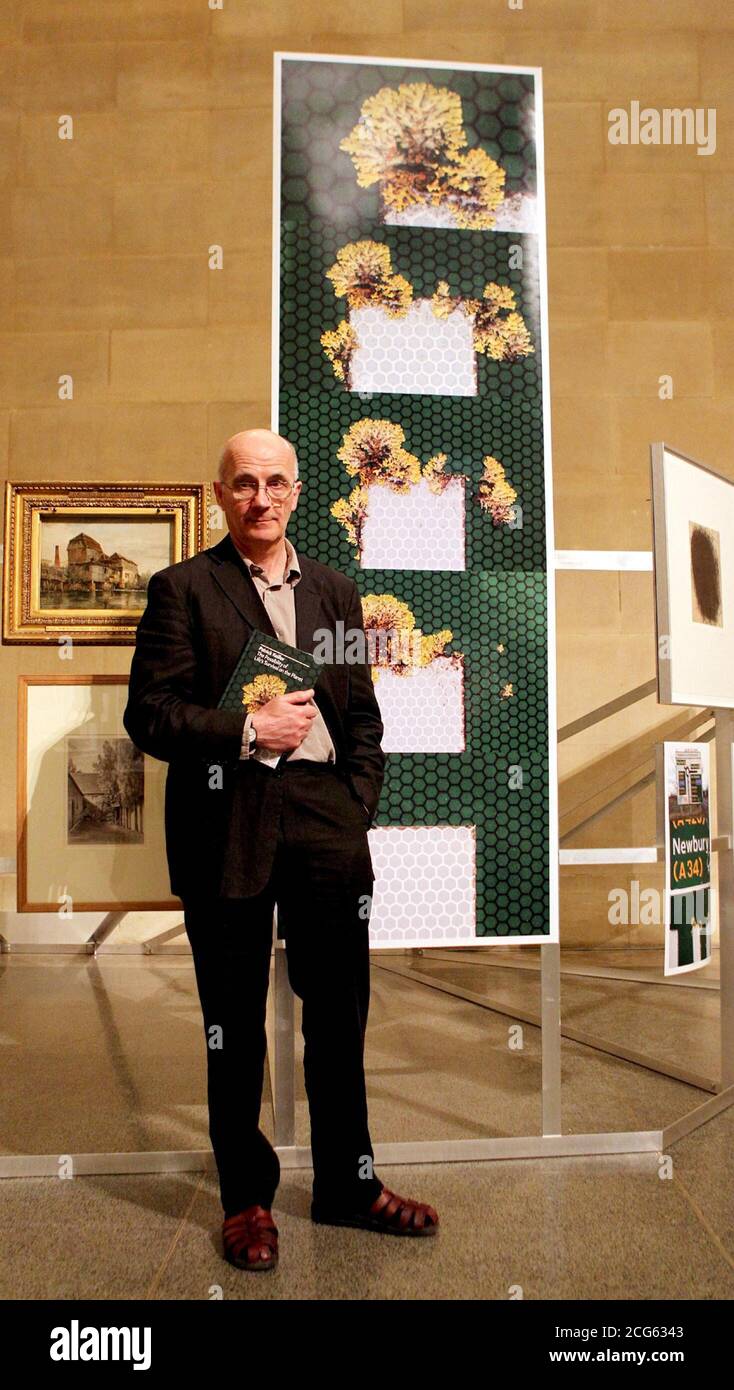 Patrick keilers steht inmitten von werken -Fotos und -Bildmaterial in ...