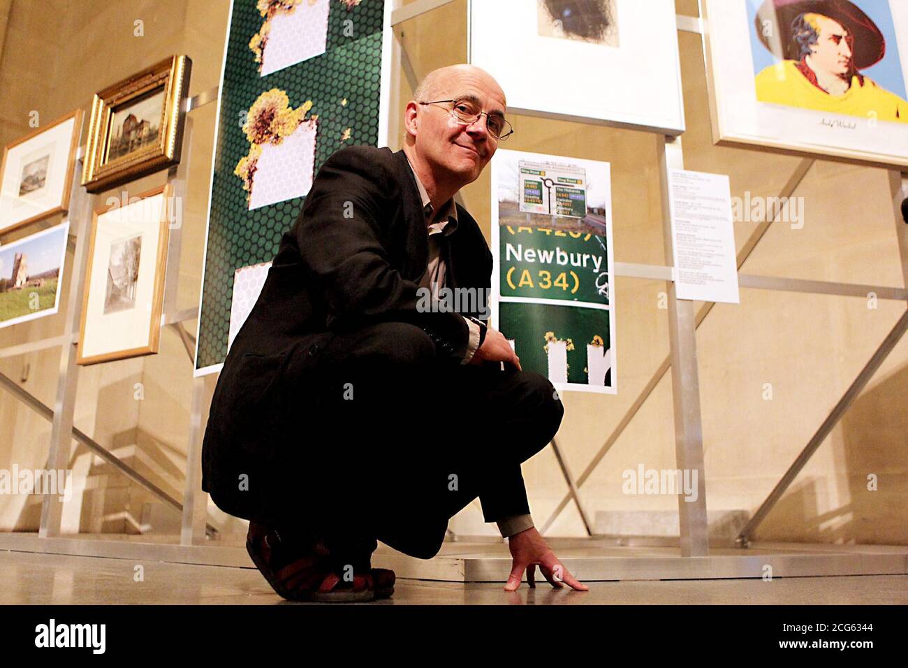 Patrick keilers steht inmitten von werken -Fotos und -Bildmaterial in ...